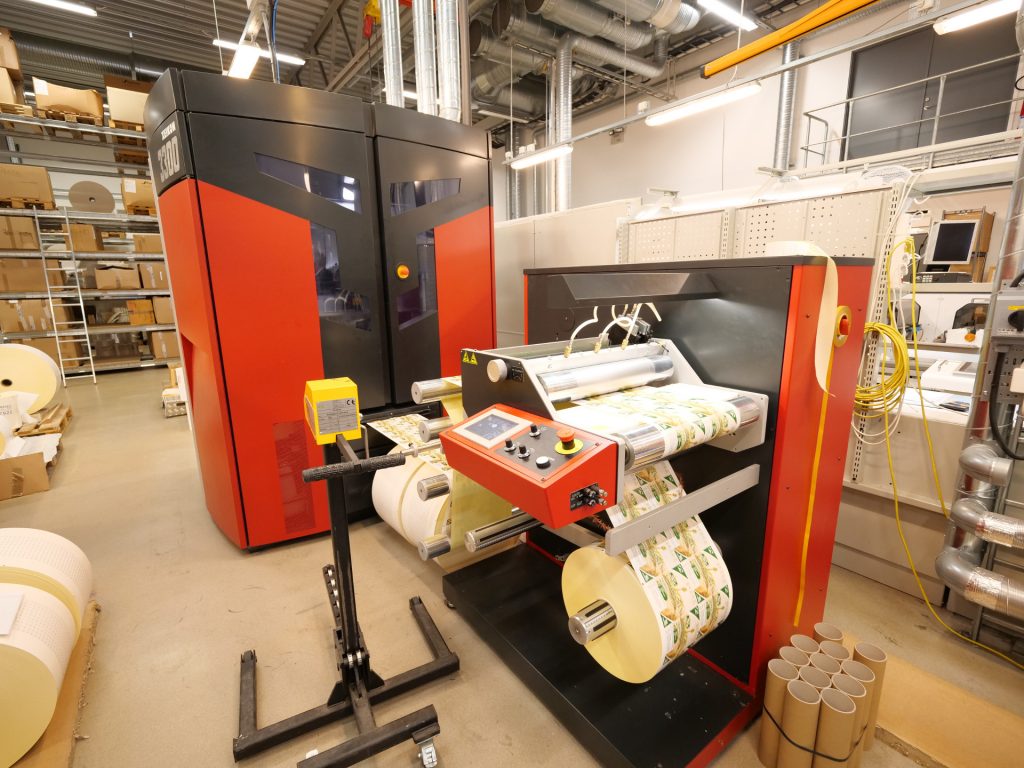 Xeikon 3300 Digital Label press from 2015 4 colours + white with ...